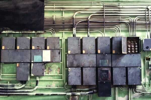 Circuit Breakers Vs Fuse Box (New Vs Old & Differences Between Both ...